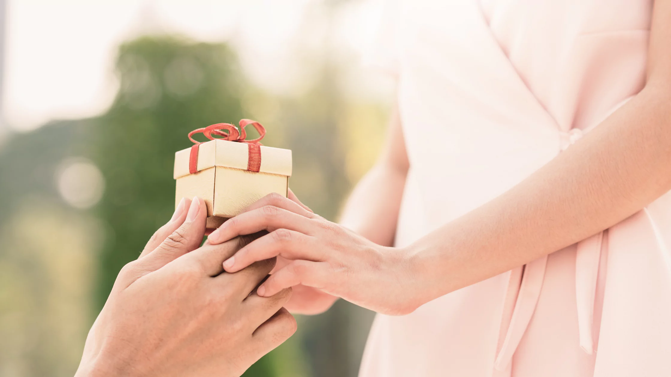 15 Astonishing Gifts For Your Girlfriend That Will Make Her Leap For ...