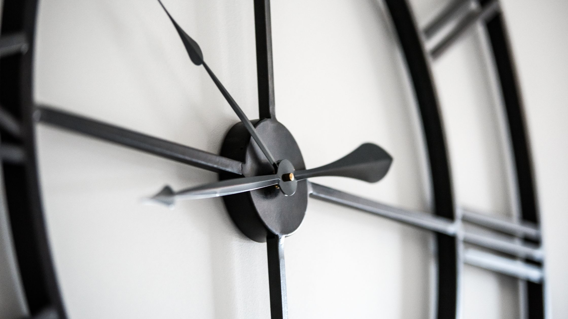 25 Modern Clocks for Every Room: Elevate Your Decor in 2024 ...