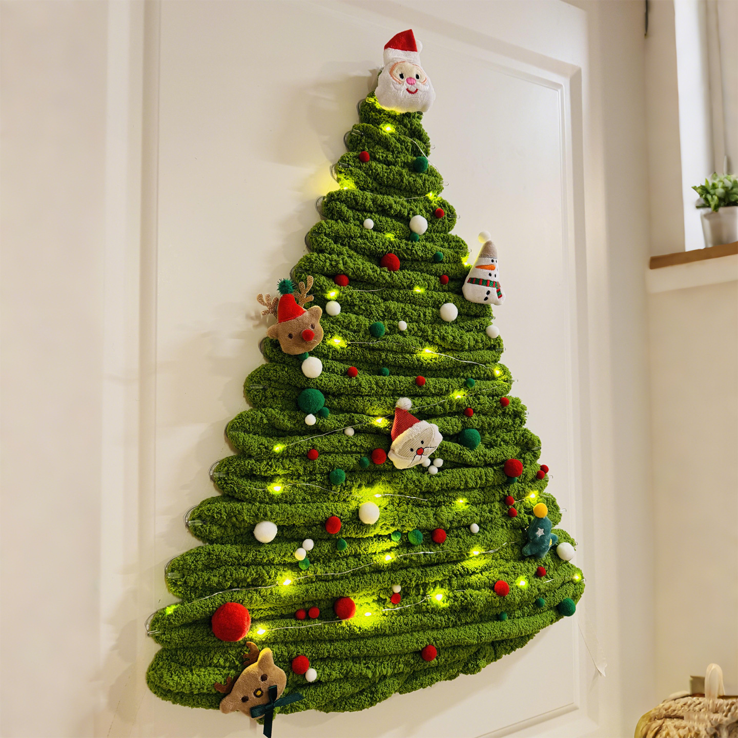 DIY Corner Felt Christmas Tree: Space-Saving Holiday Decor & Unique ...